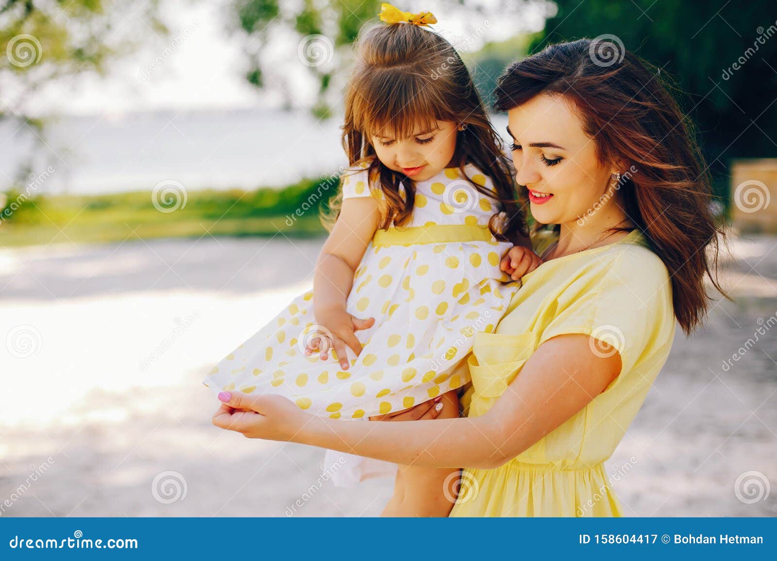 Une Mère Avec Sa Fille Dans Un Parc Solaire Image Stock Image Du