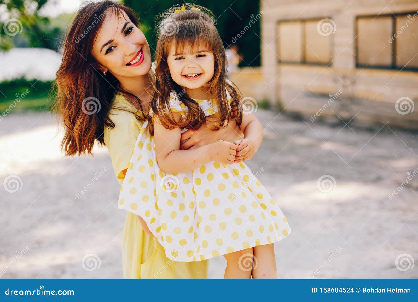 Une Mère Avec Sa Fille Dans Un Parc Solaire Photo Stock Image Du