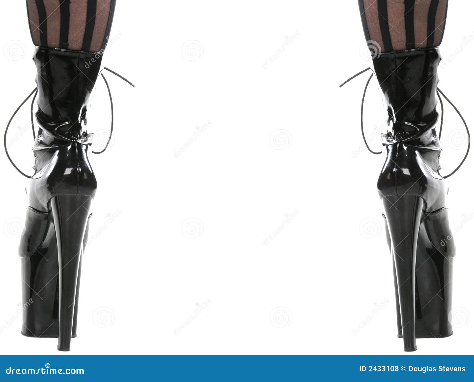 Une paire de hauts talons photo stock. Image du pieds - 2433108