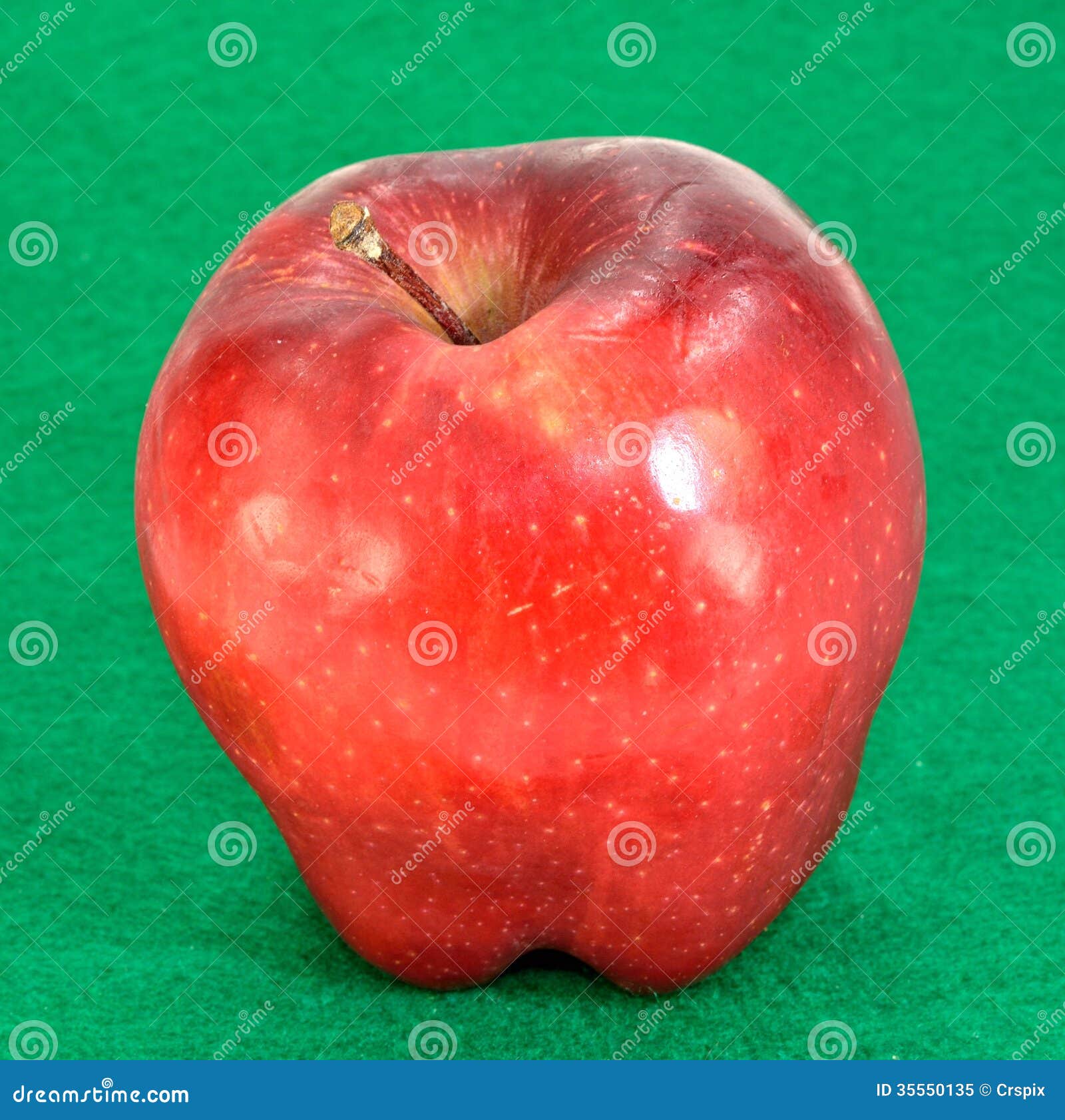 Une pomme image stock. Image du rouge, sain, fruits, savoureux - 35550135