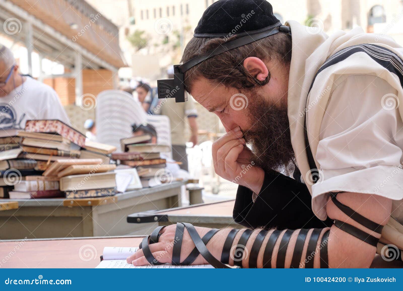 Une prière juive d'homme image éditorial. Image du judaïsme - 100424200