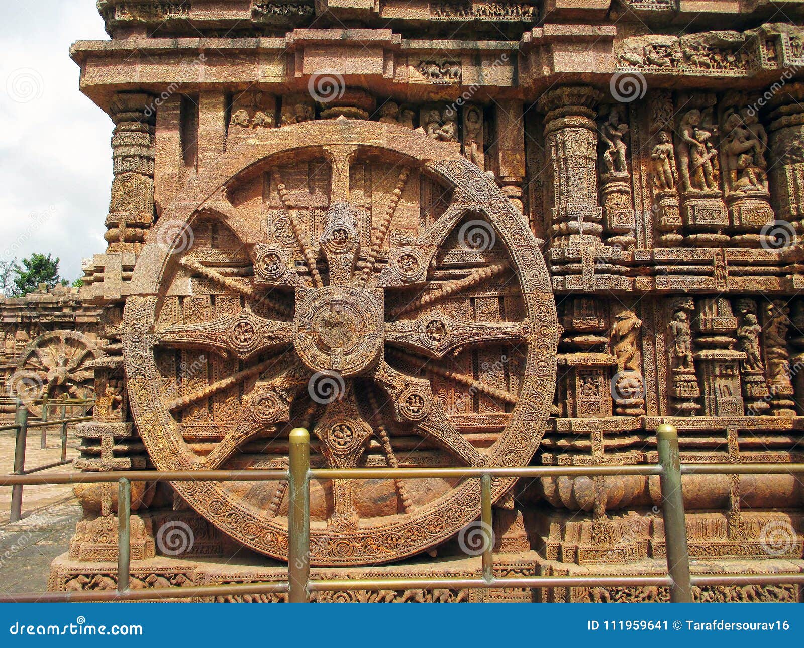 Une Roue En Pierre De Temple De Konark Sun Dans L'Inde Image stock ...