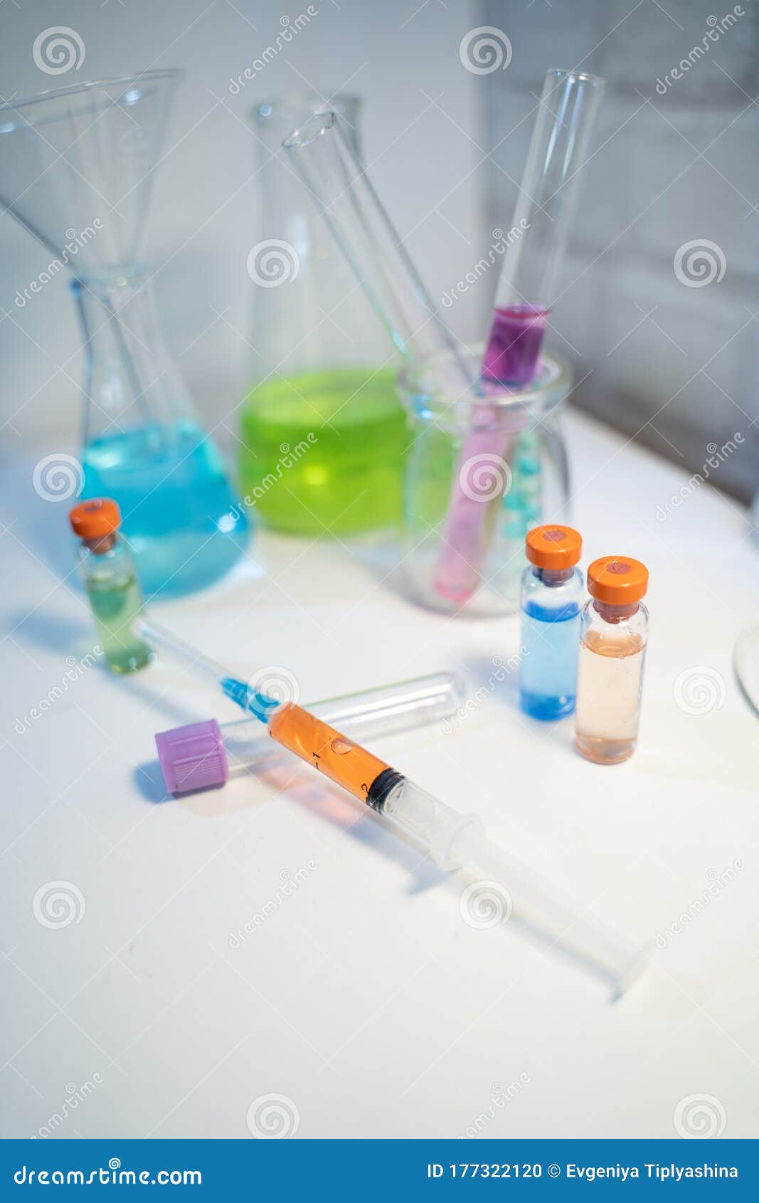 Une table de laboratoire photo stock. Image of recherche - 177322120