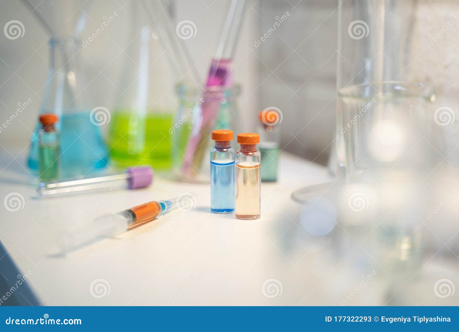Une table de laboratoire image stock. Image du science - 177322293