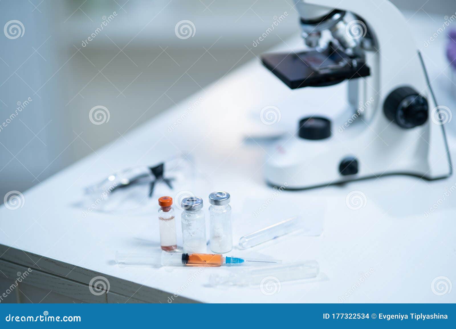 Une table de laboratoire photo stock. Image du biologie - 177322534