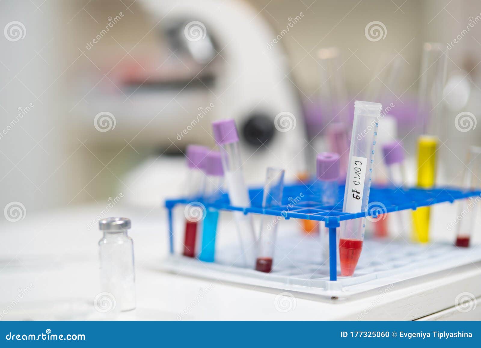 Une table de laboratoire photo stock. Image du pharmacie - 177325060