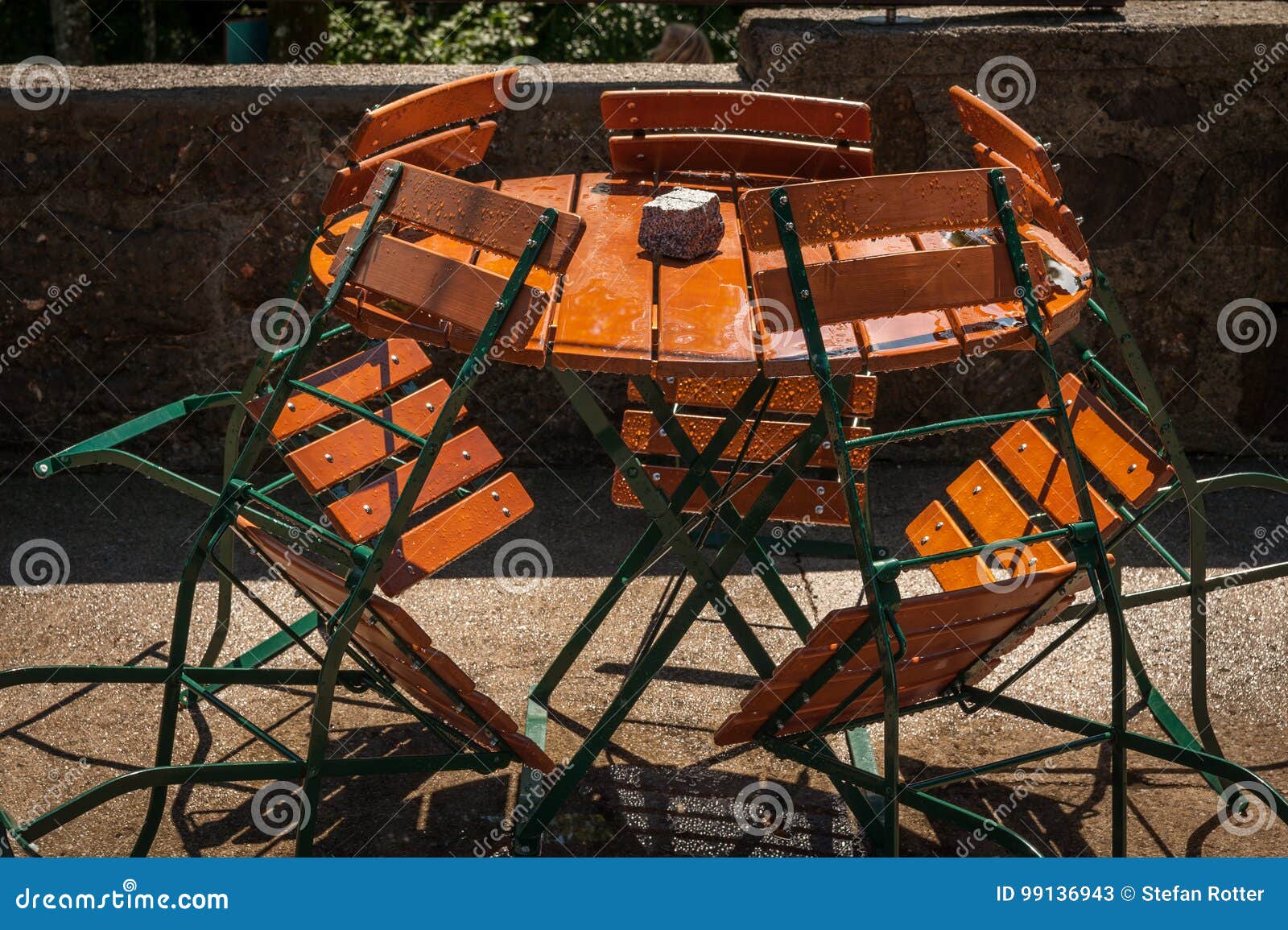 Une Table De Restaurant Avec Une Pierre De Granit Au Milieu Image stock ...