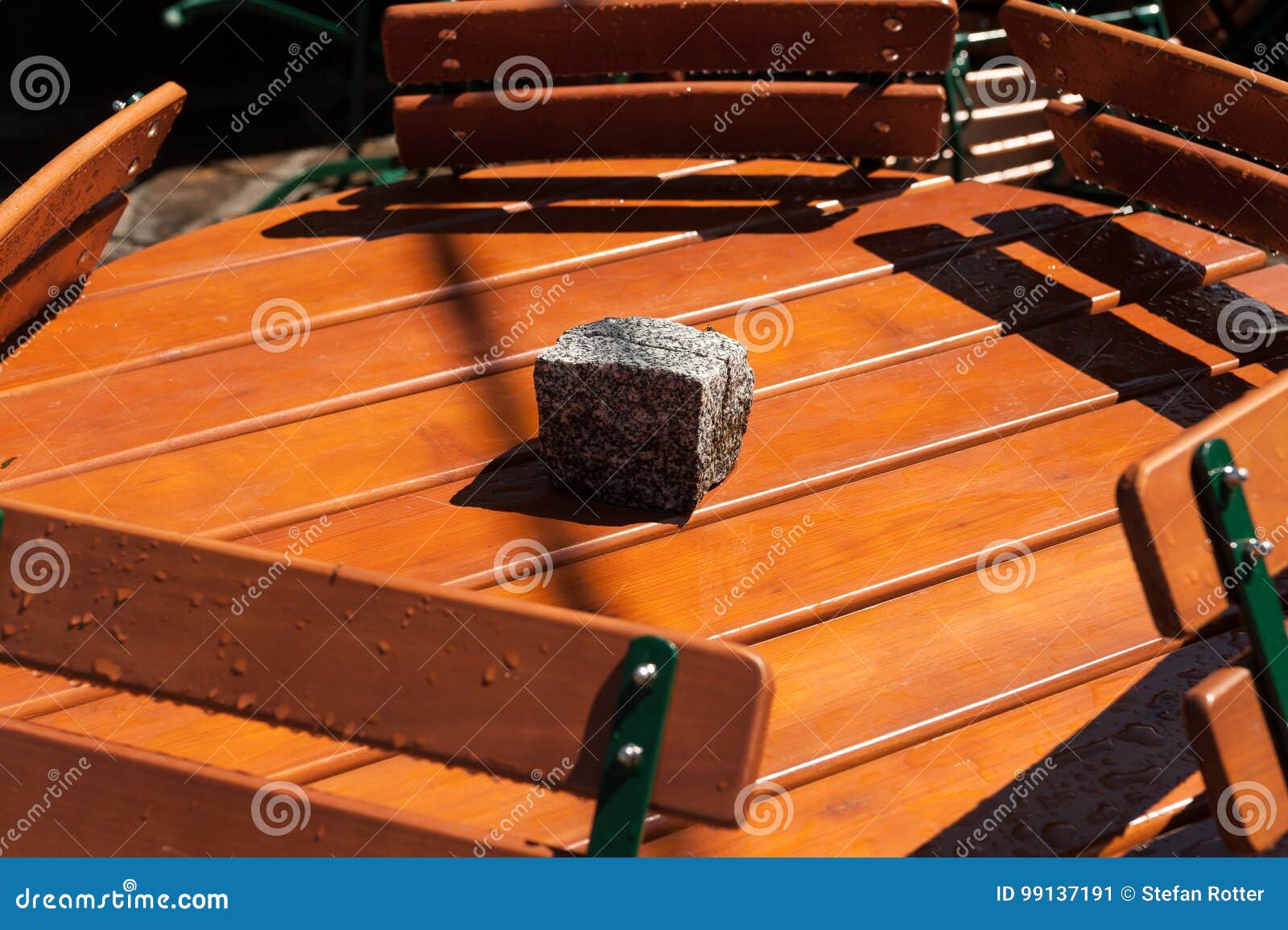Une Table De Restaurant Avec Une Pierre De Granit Au Milieu Image stock ...
