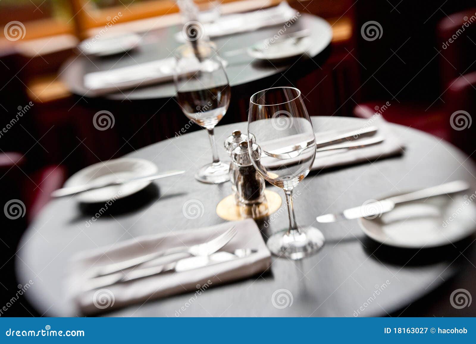Une table pour deux image stock. Image du transparence - 18163027