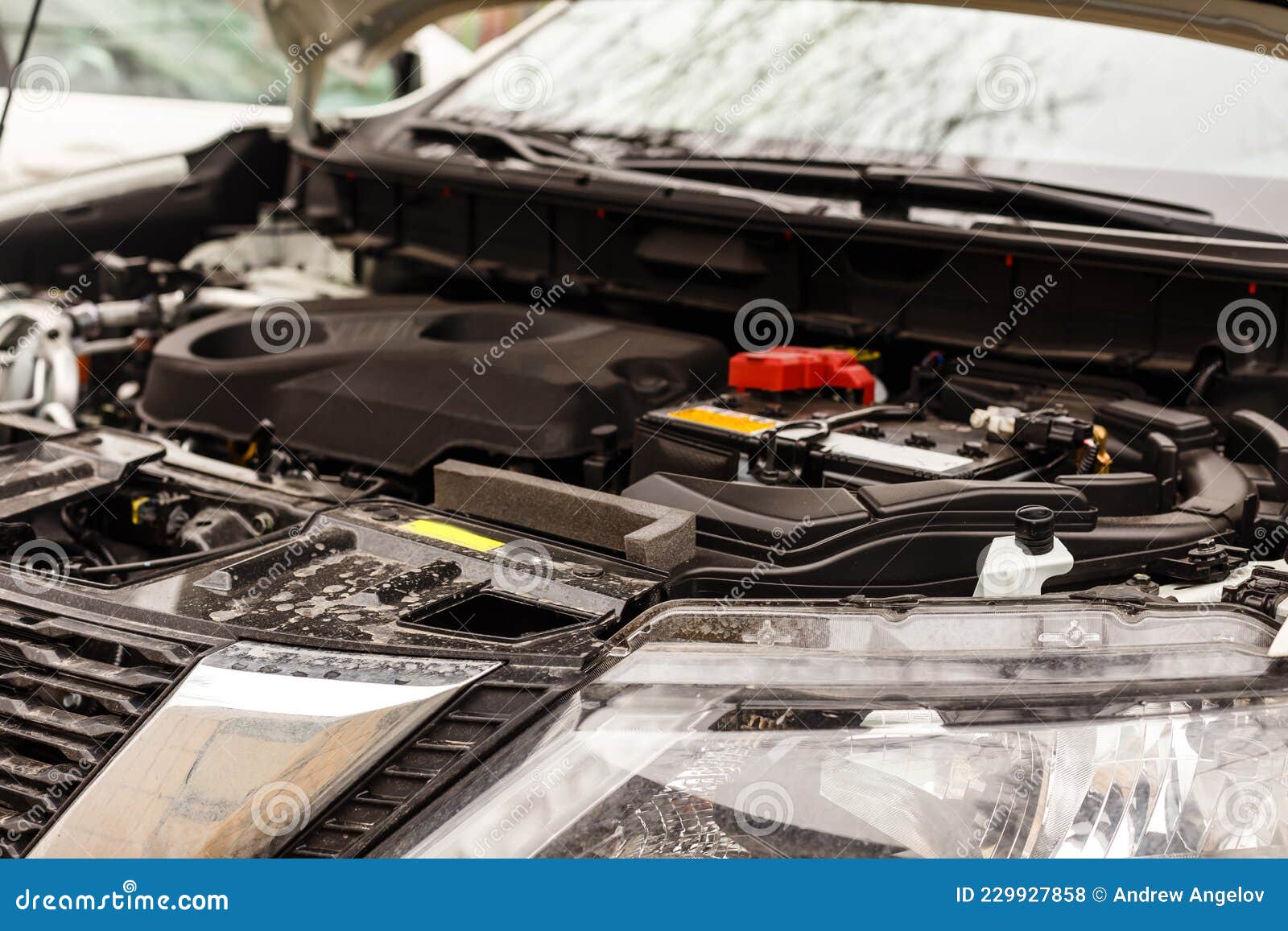 Une Voiture Avec Capot Ouvert En Service Photo stock - Image du moderne ...