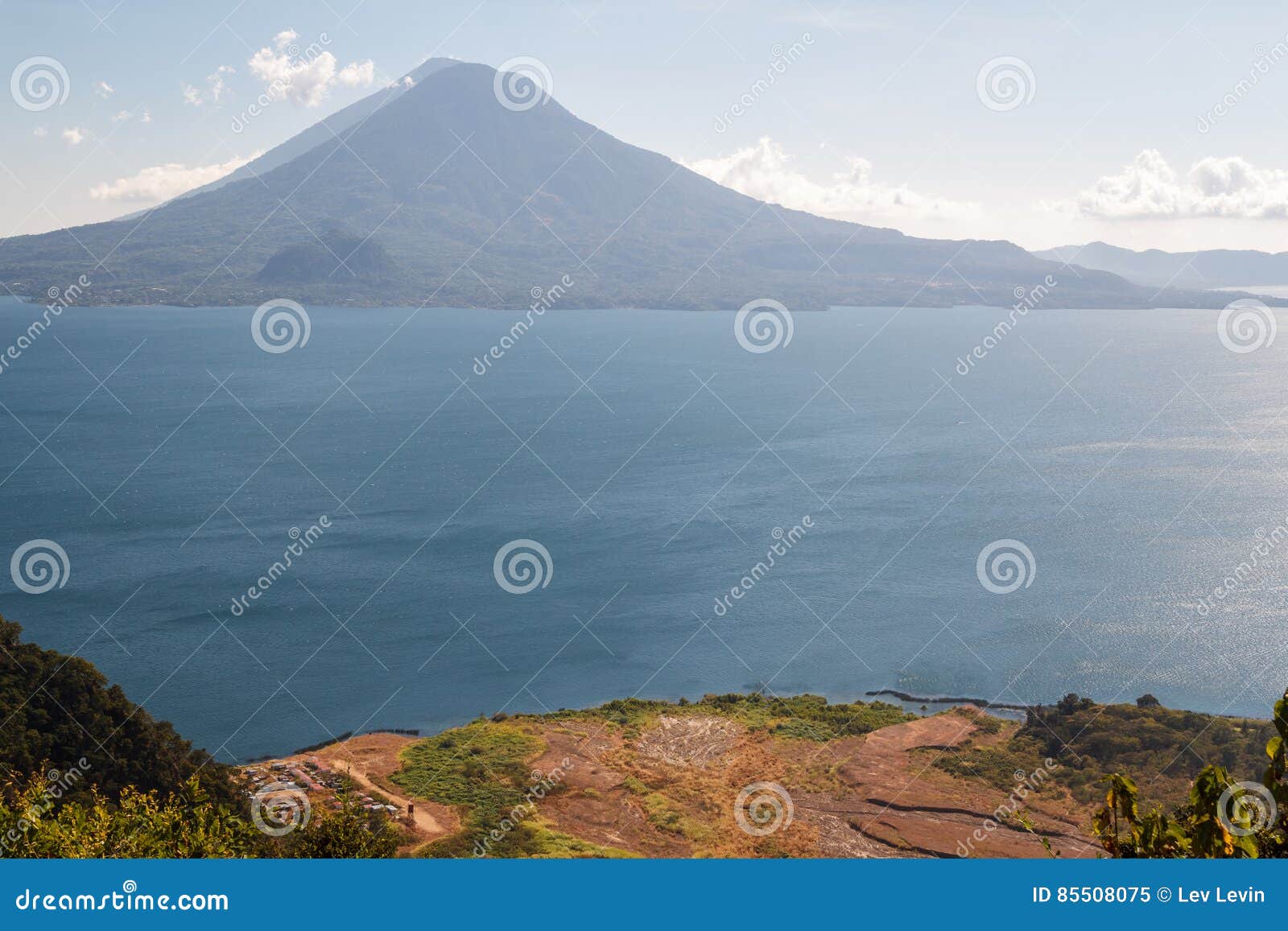 Une Vue Vers Le Lac Atitlan Image stock - Image du nature, paisible ...