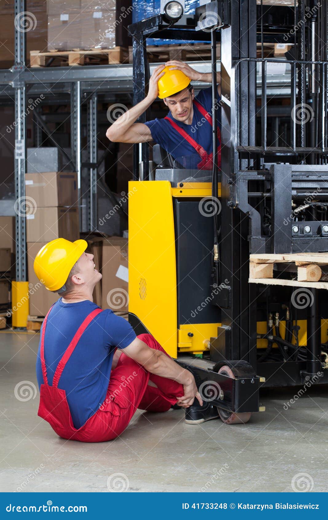 Unfall Auf Einem Gabelstapler Stockfoto - Bild von ingenieur, aufgabe ...