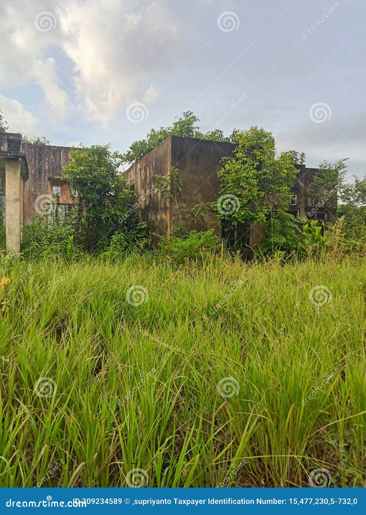 The Unfinished House Was Abandoned Stock Image - Image of belum, house ...