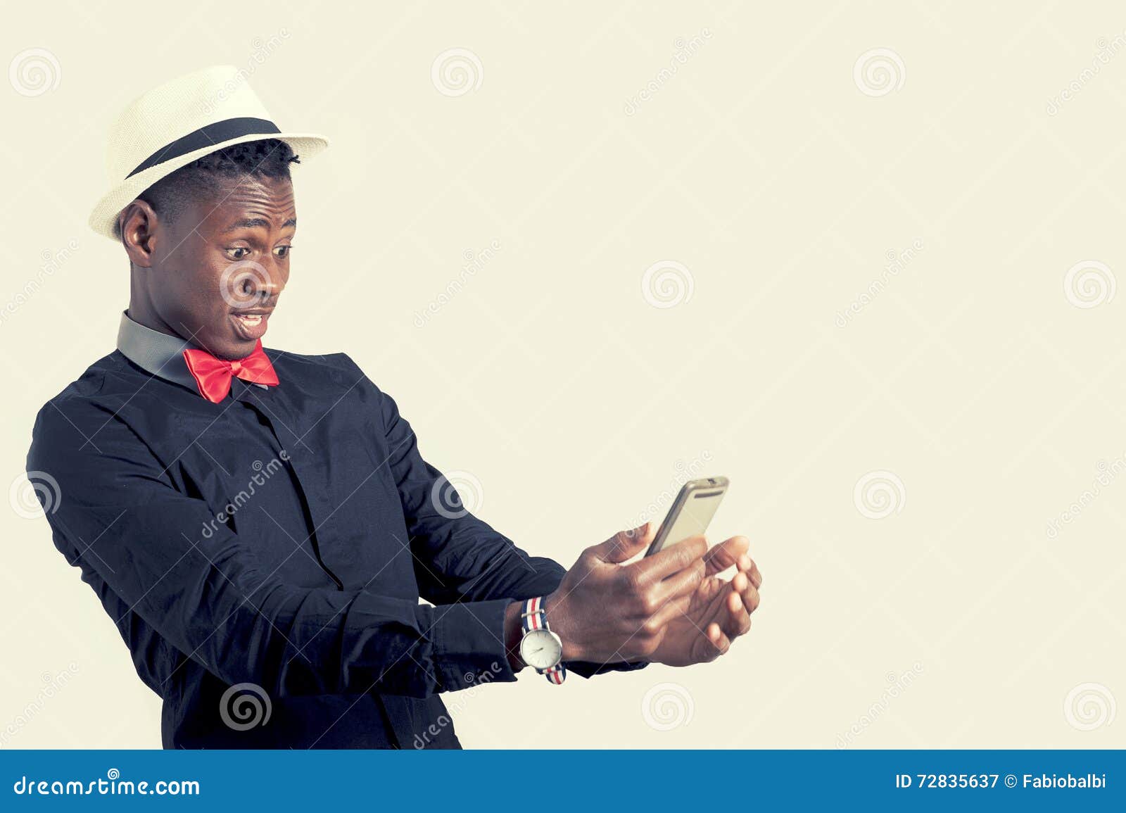 Ung Afrikansk Grabb Som Ser Mobiltelefonen Fotografering för Bildbyråer ...