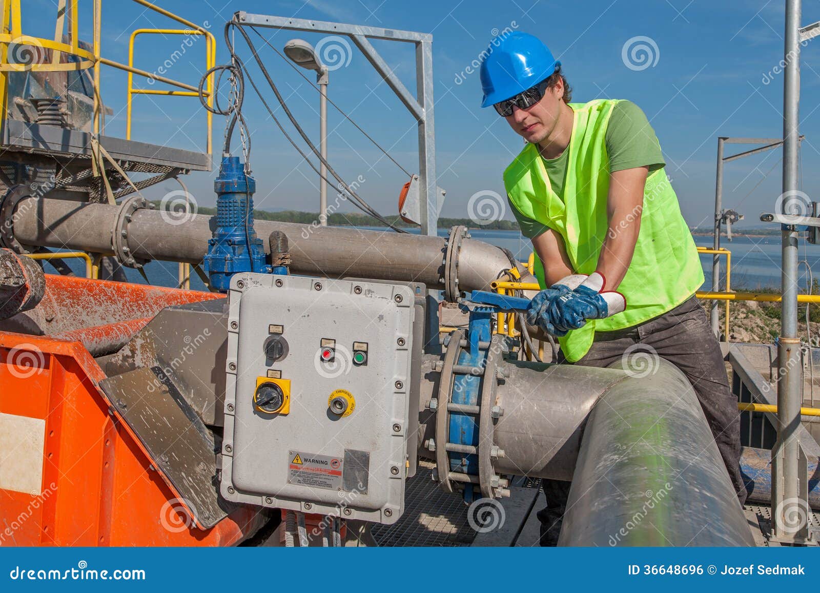 Ung arbetare arkivfoto. Bild av systemet, industri, kanal - 36648696