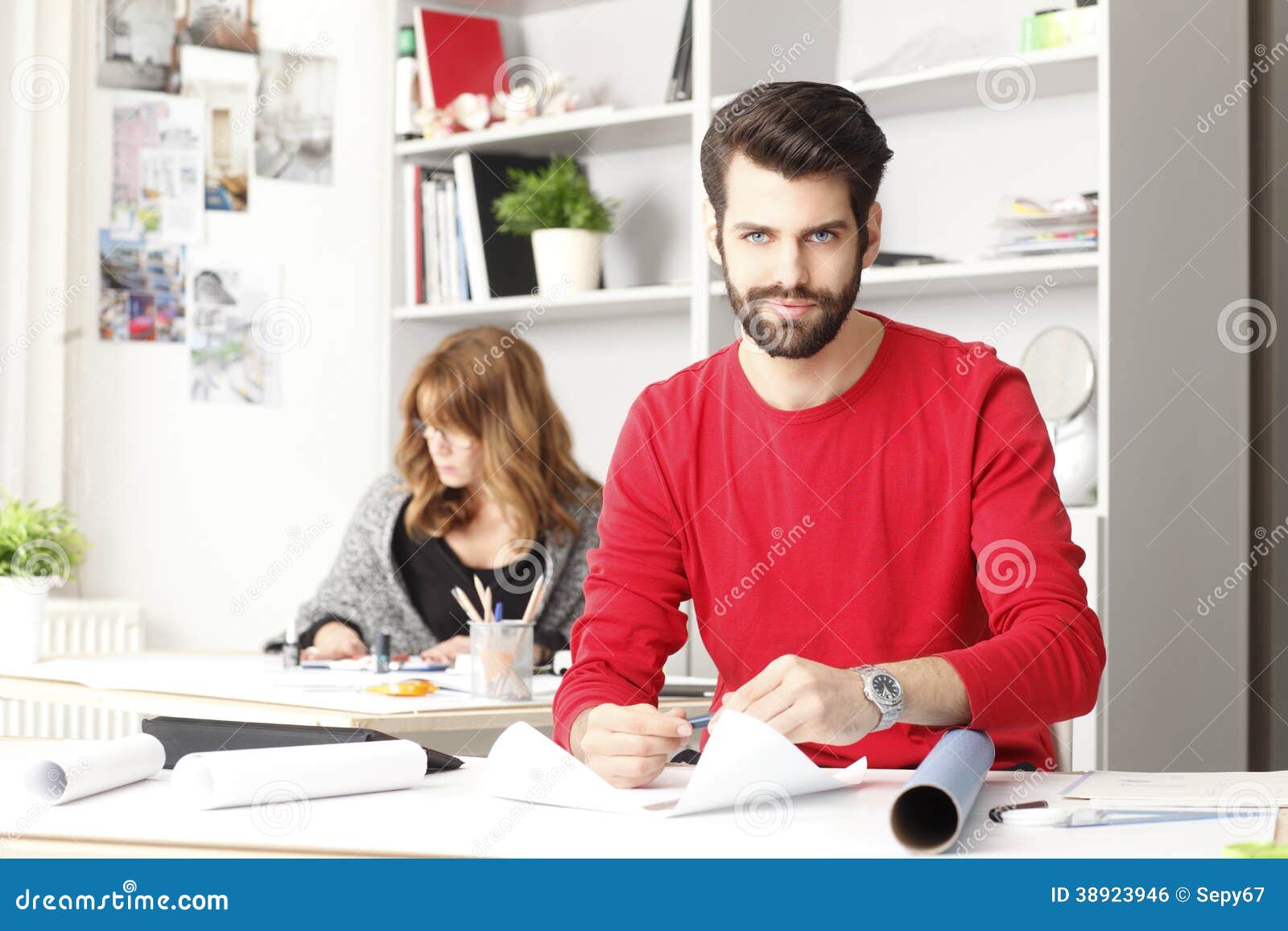 Ung Arkitekt Som Arbetar I Studio. Arkivfoto - Bild av ockupation ...