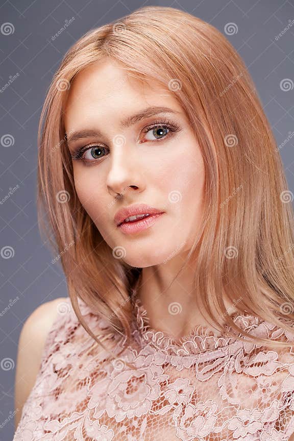 Ung Blond Dam I Sexig Klnning Fotografering För Bildbyråer Bild Av