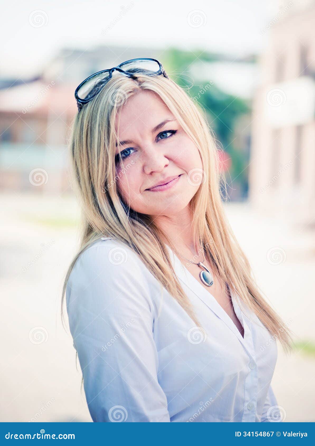 Ung Blond Kvinna Utomhus Fotografering För Bildbyråer Bild Av Mode