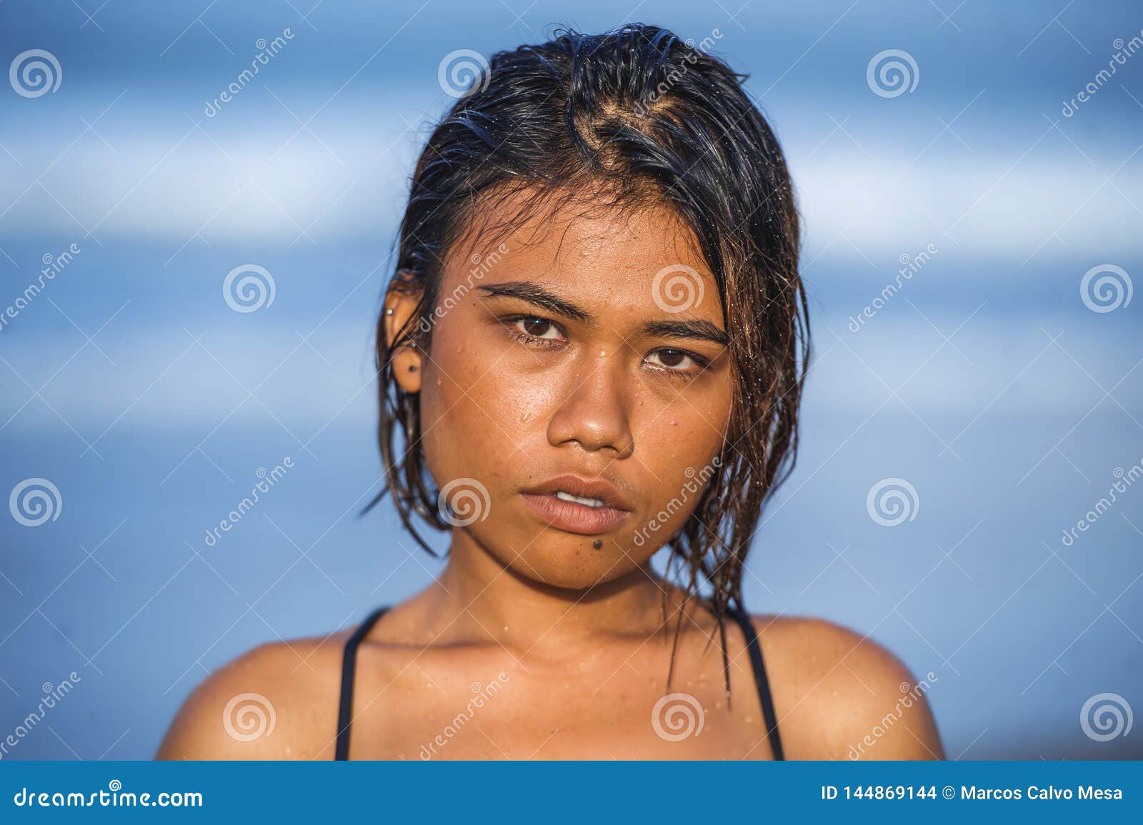 Ung Härlig Och Sexig Asiatisk Flicka I Bikini Med Vått Hår Som Tycker