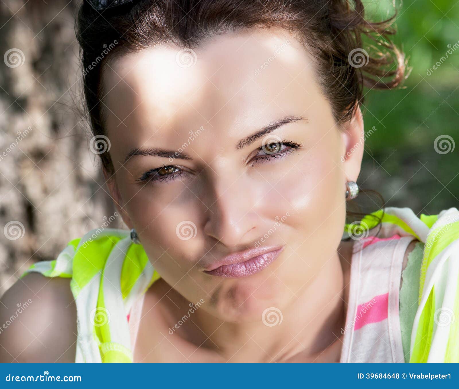 Ung Kvinna Med En Busig Blick Arkivfoto - Bild av framsida ...