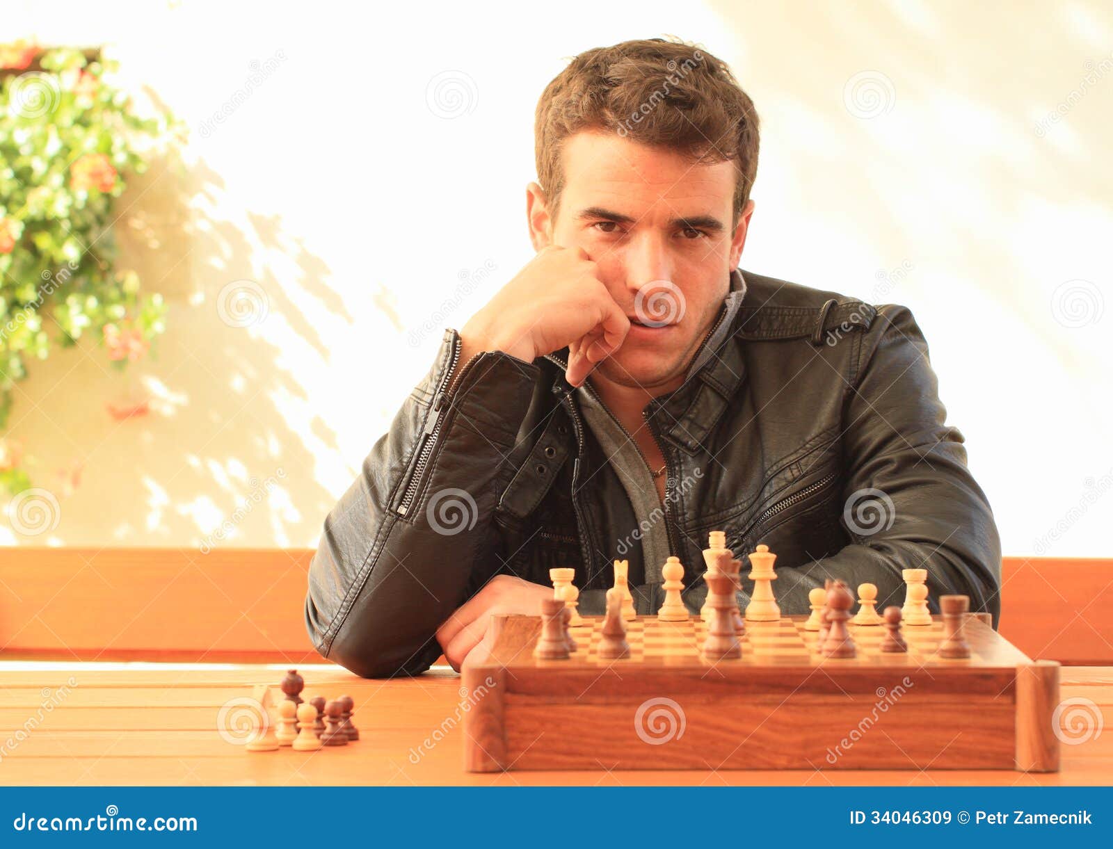 Ung man som spelar schack fotografering för bildbyråer. Bild av hobby ...