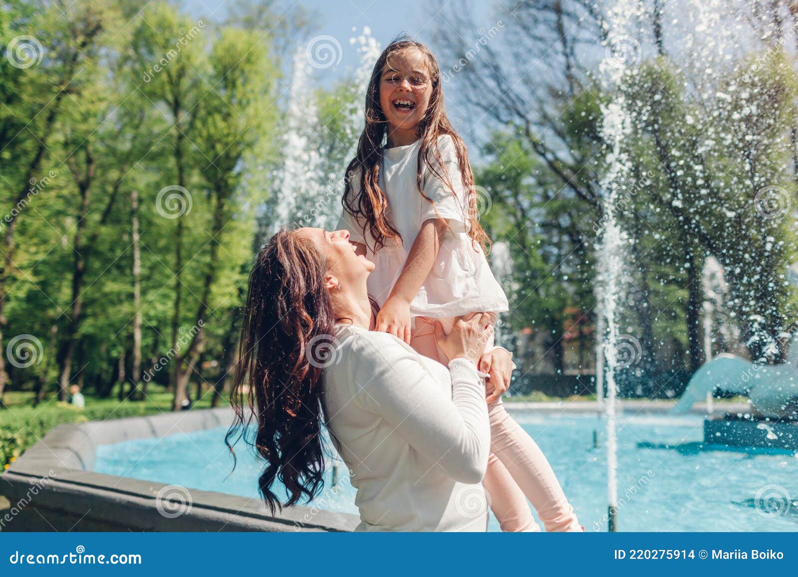 Ung Mor Och Hennes Dotter Som Har Kul Med Fonen I Sommarparken Flicka