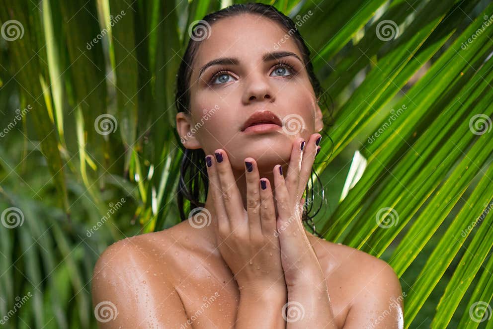 Ung Sexig Kvinna I Djungel Under Regnig Dag Fotografering För