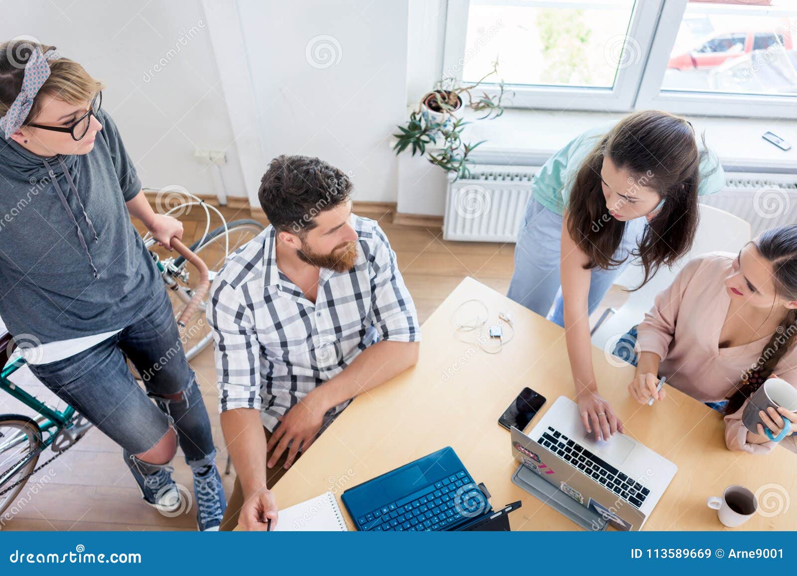 Unga Medarbetare Som Samarbetar, Medan Arbeta Som Freelancers ... Unga Medarbetare Som Samarbetar, Medan Arbeta Som Freelancers ...