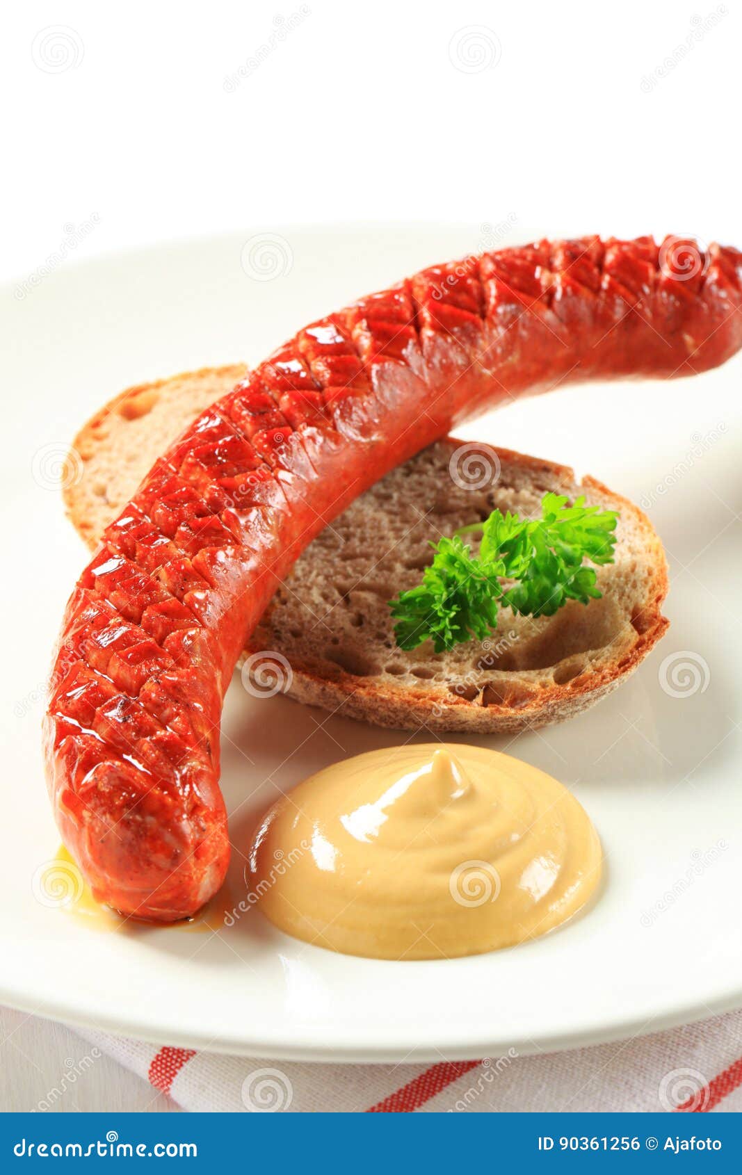 Ungarische Wurst Mit Brot Und Senf Stockfoto - Bild von geräuchert ...