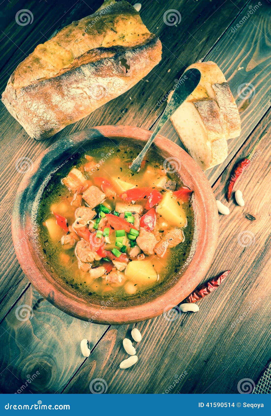 Ungarisches Gulasch Mit Bohnen Und Pfeffern Stockfoto - Bild von ...