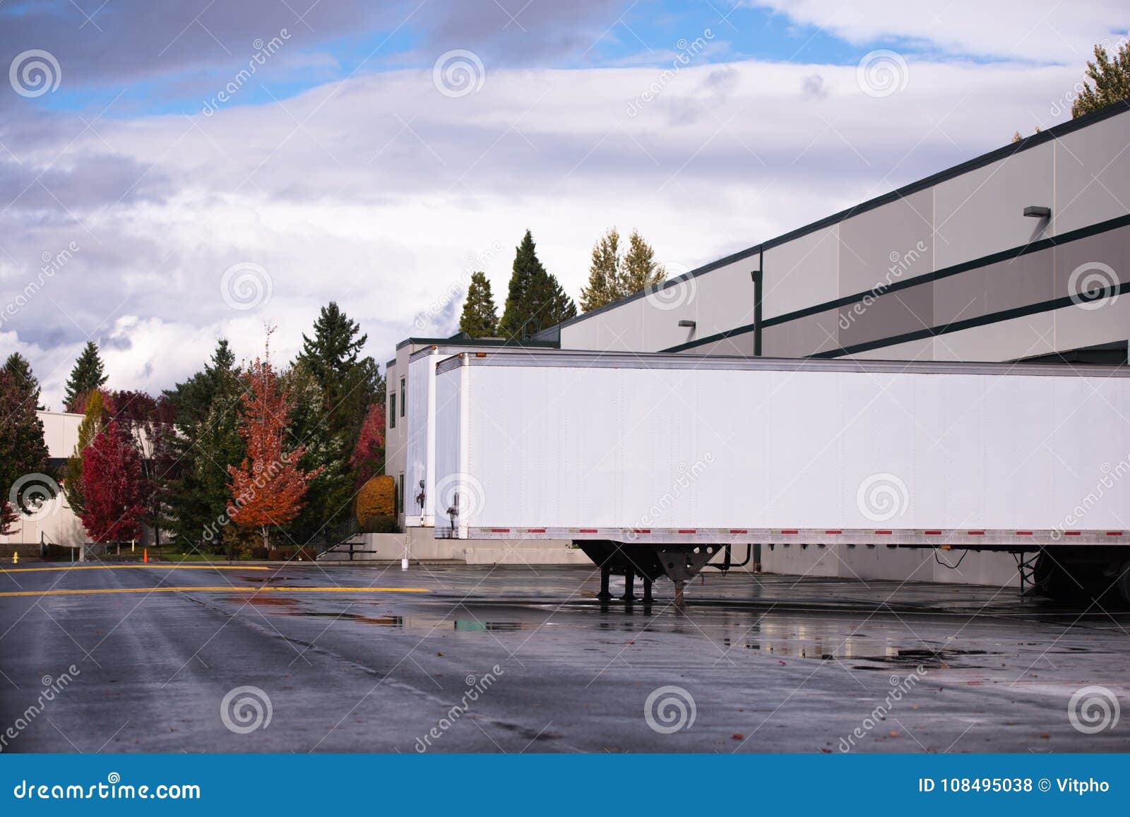 Dry Van Semi Trailer Loading and Unloading in Warehouse Dock Gates ...