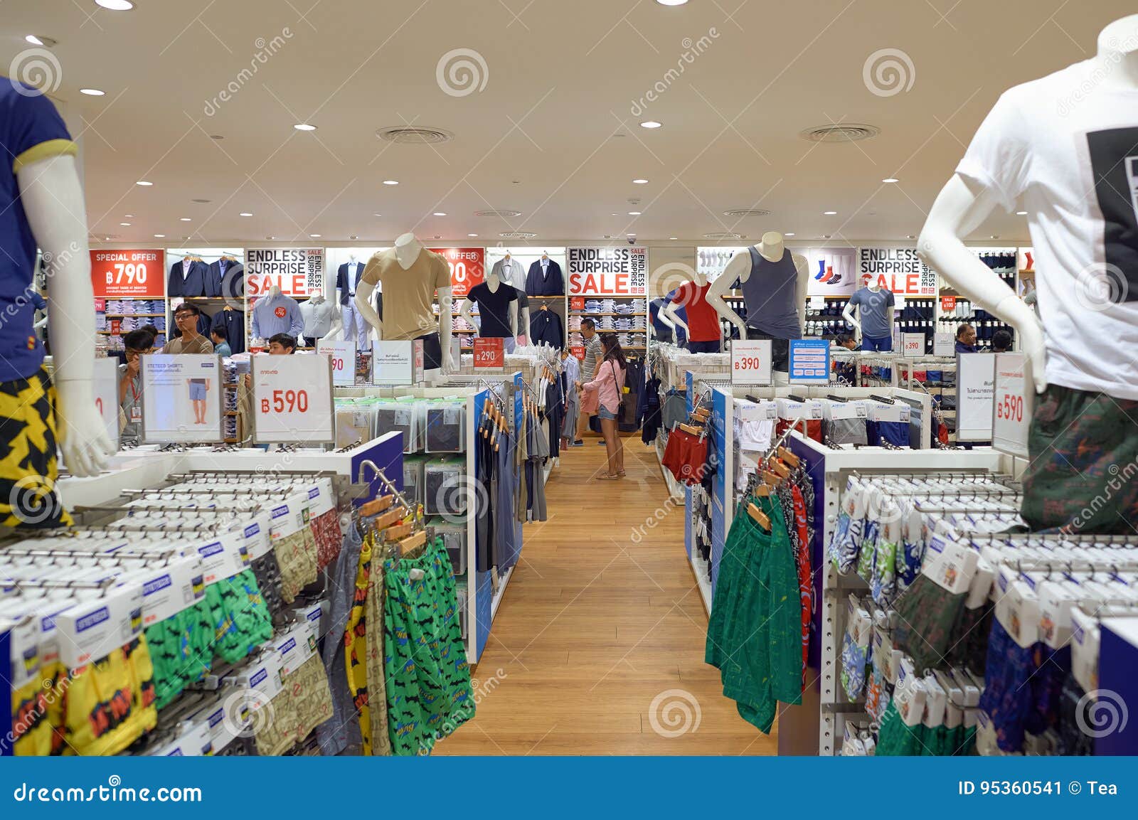 Uni tienda de Qlo foto editorial. Imagen de hombre, comercial - 95360541