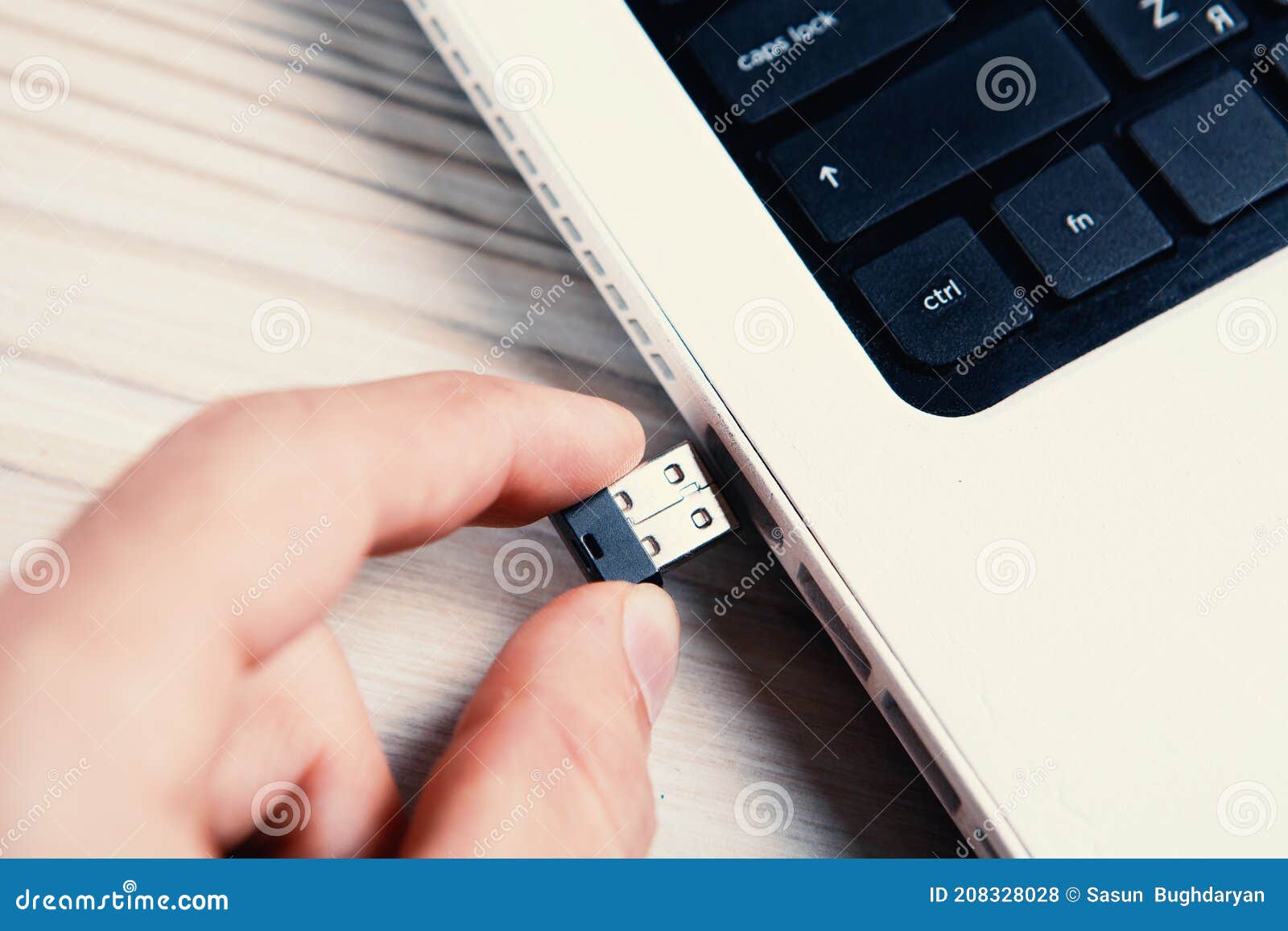 Unidade Usb Moderna No Teclado Do Laptop Foto de Stock - Imagem de ...