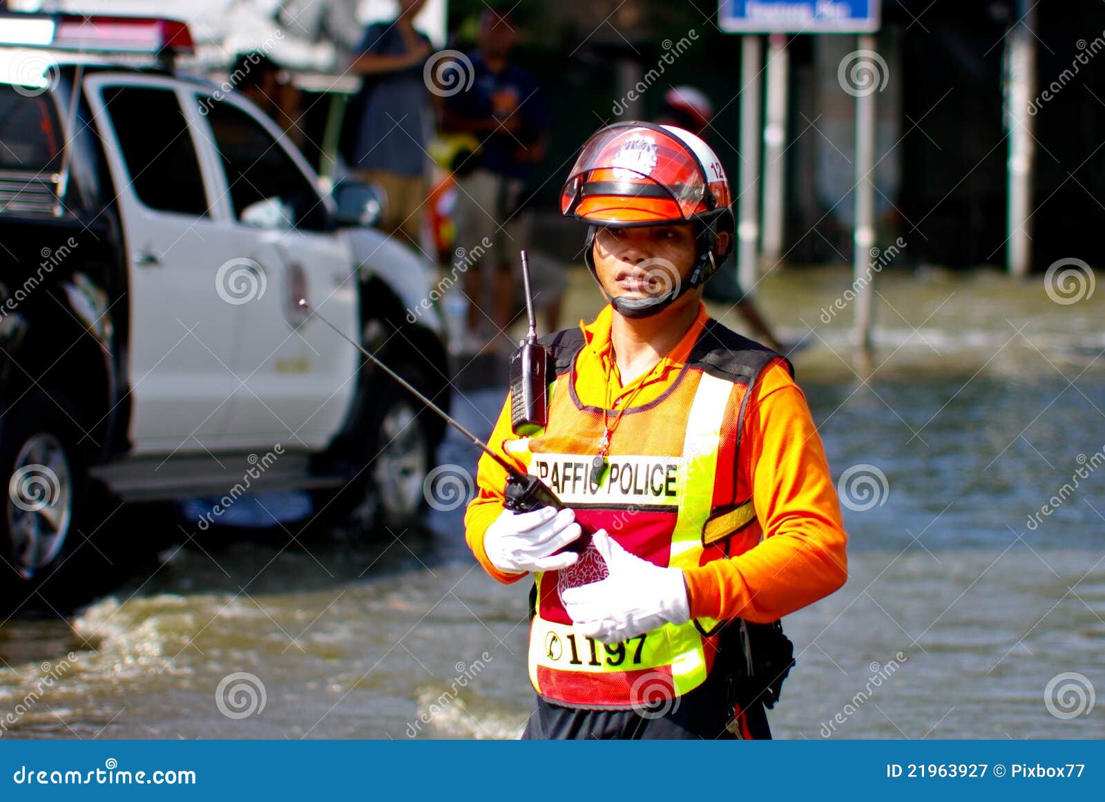 UNIDENTIFIED TRAFFIC POLICEMAN Editorial Photography - Image of flood ...
