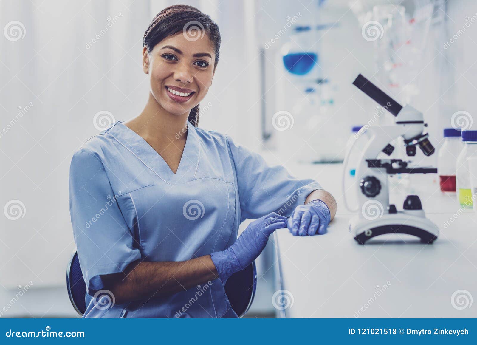 Uniforme Del Azul Del Bioengineer Que Lleva Joven Hermoso Foto de ...