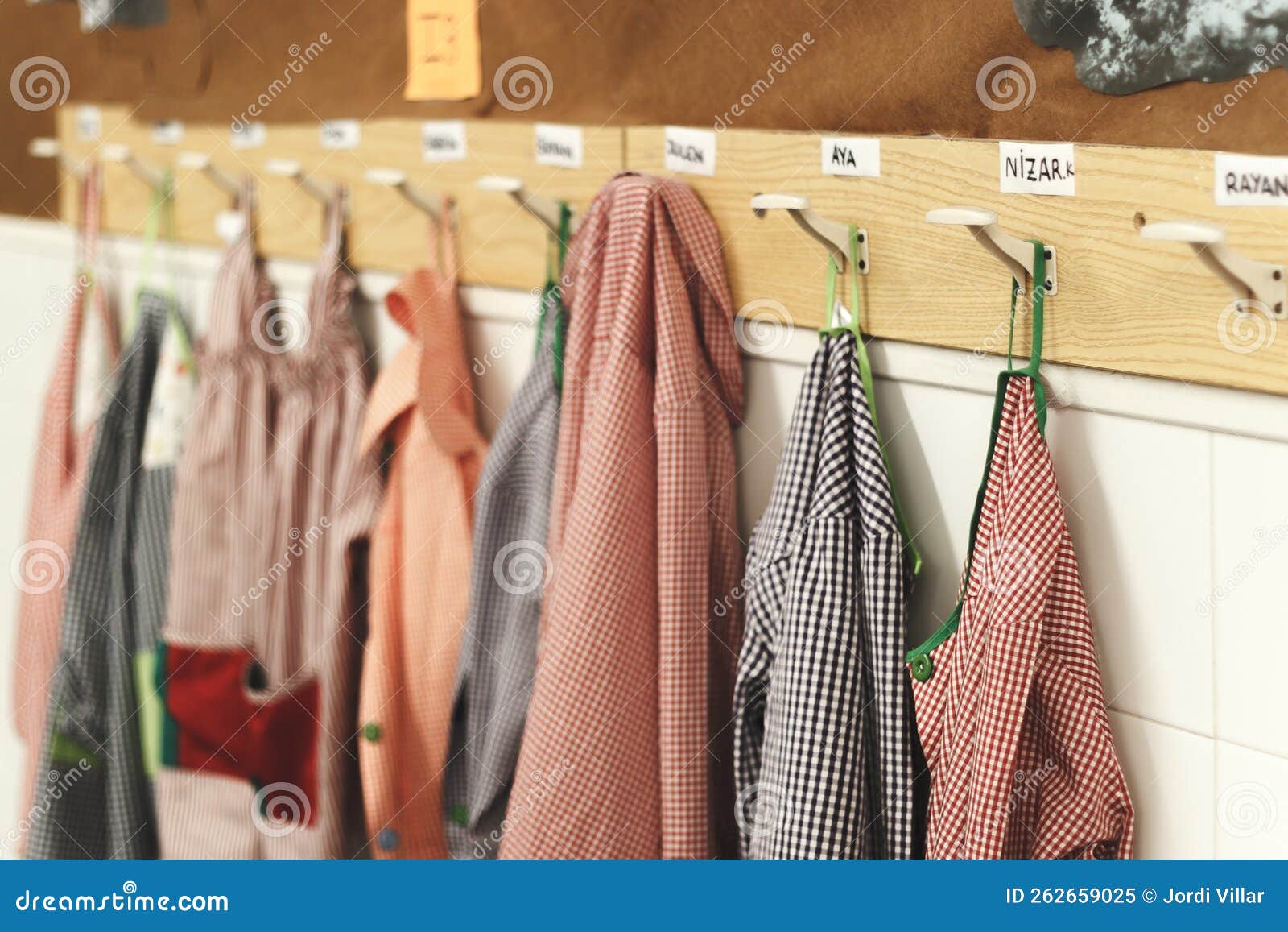 Uniforme Escolar Colgado En Un Rack En Una Escuela. Imagen de archivo ...