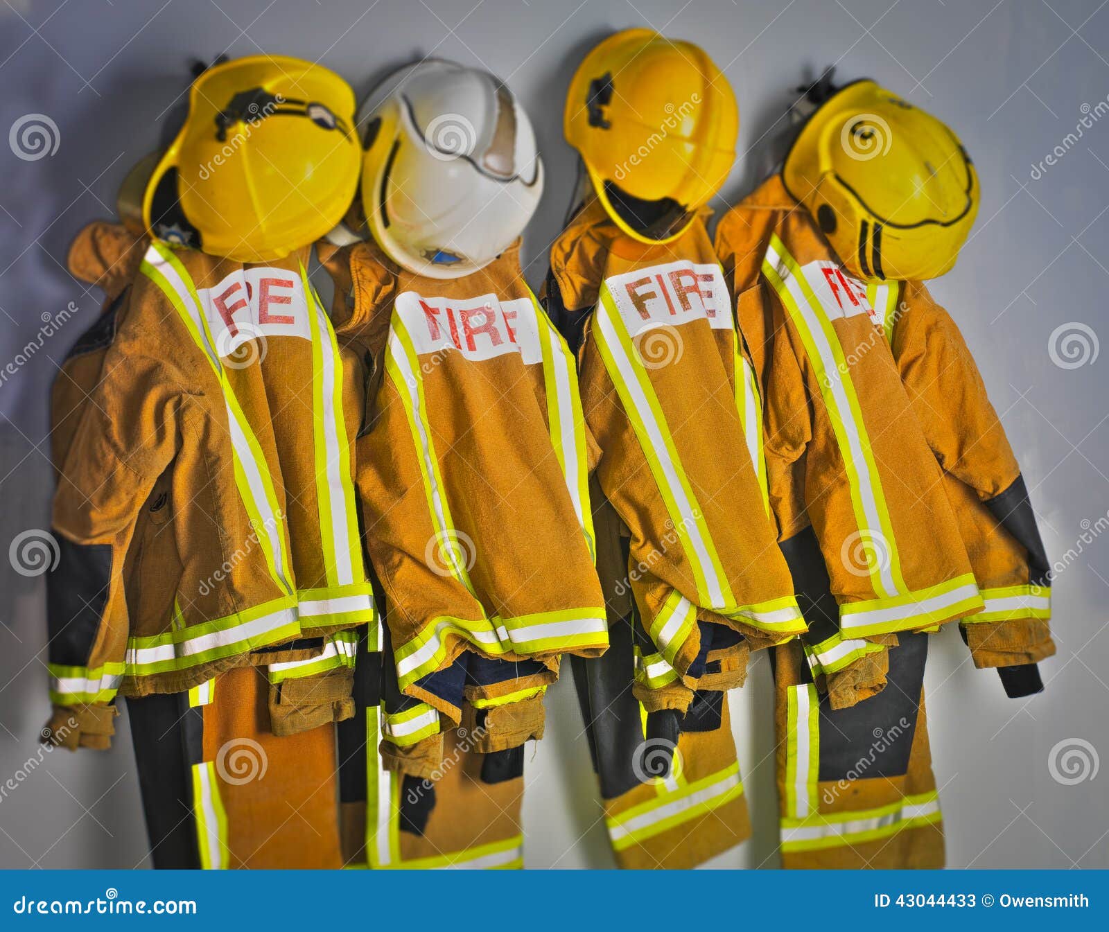 Uniformes de los bomberos imagen de archivo. Imagen de bombero - 43044433