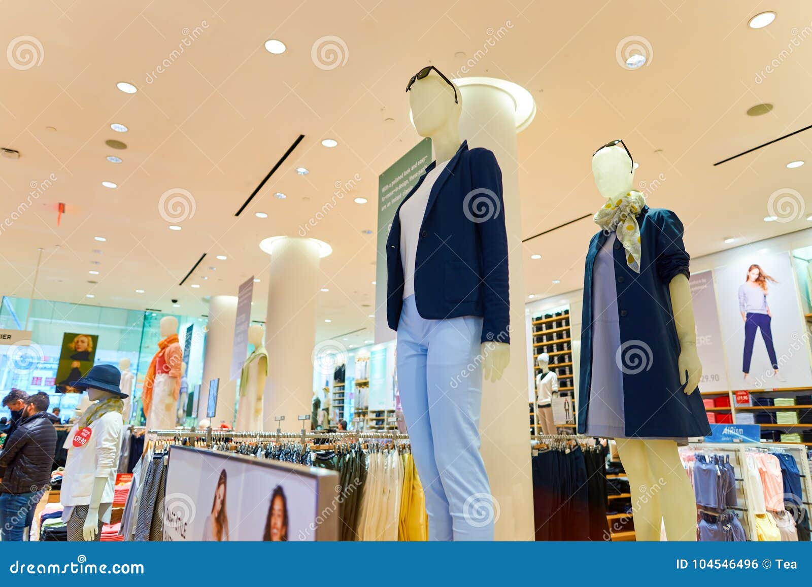 Uniqlo foto editorial. Imagen de comercio, popular, manera - 104546496