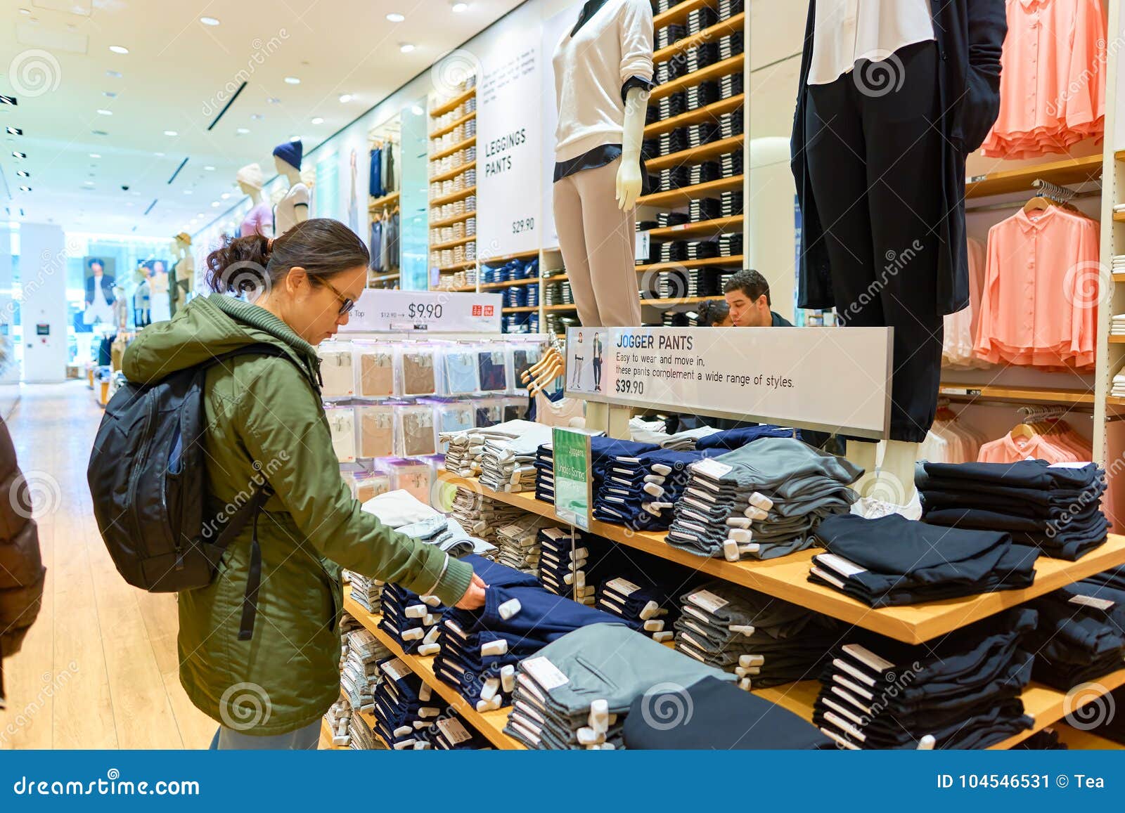 Uniqlo редакционное фото. изображение насчитывающей конструкция - 104546531