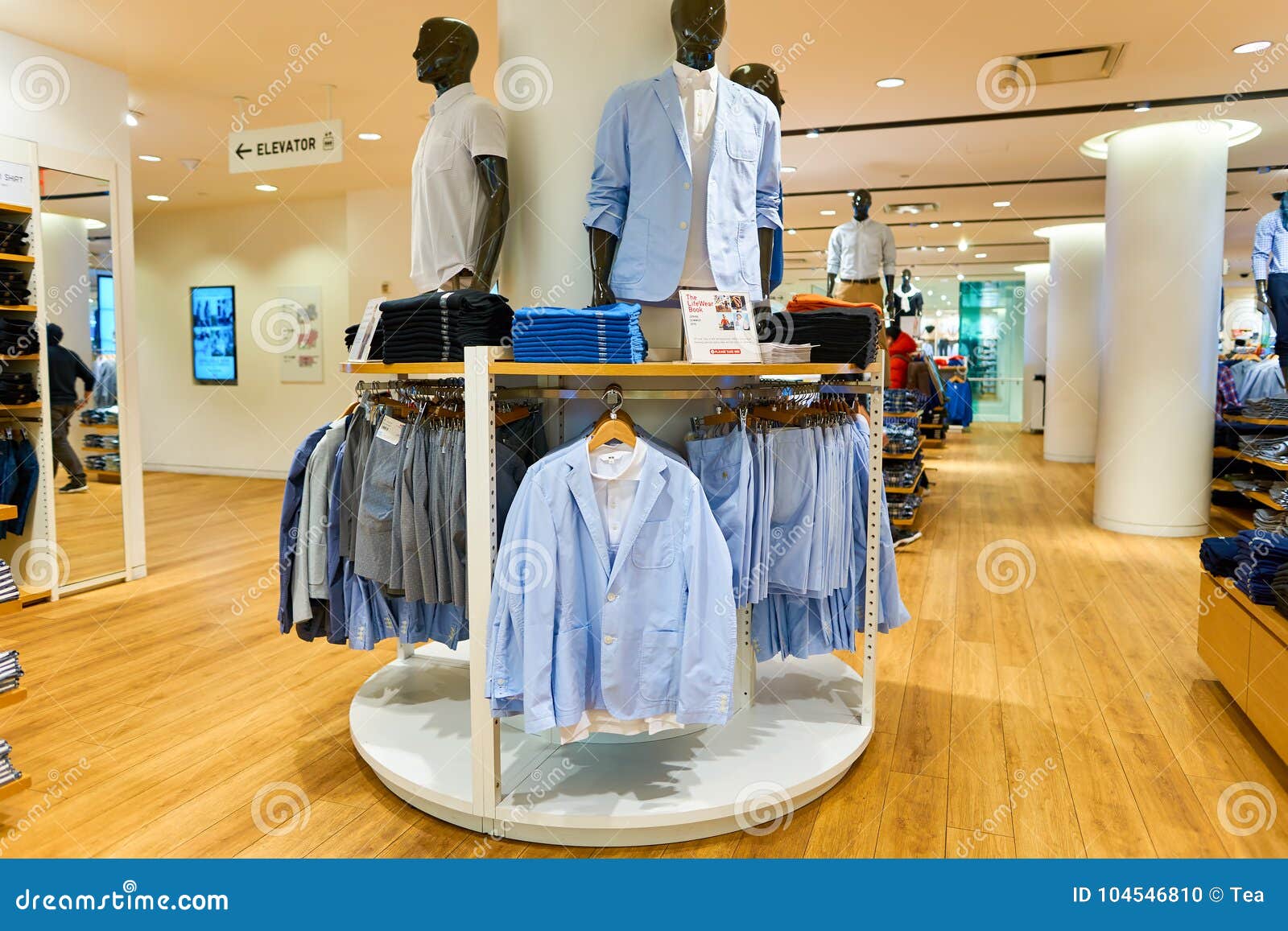 Uniqlo imagen editorial. Imagen de ciudad, comercio - 104546810