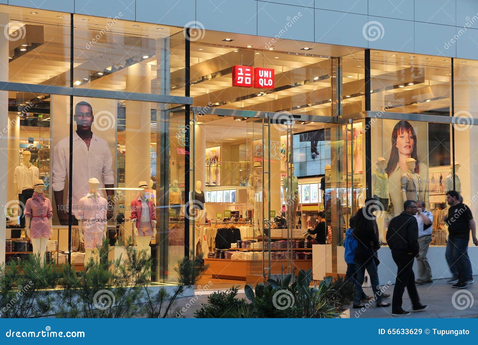 Uniqlo-Mode redaktionelles stockbild. Bild von amerika - 65633629