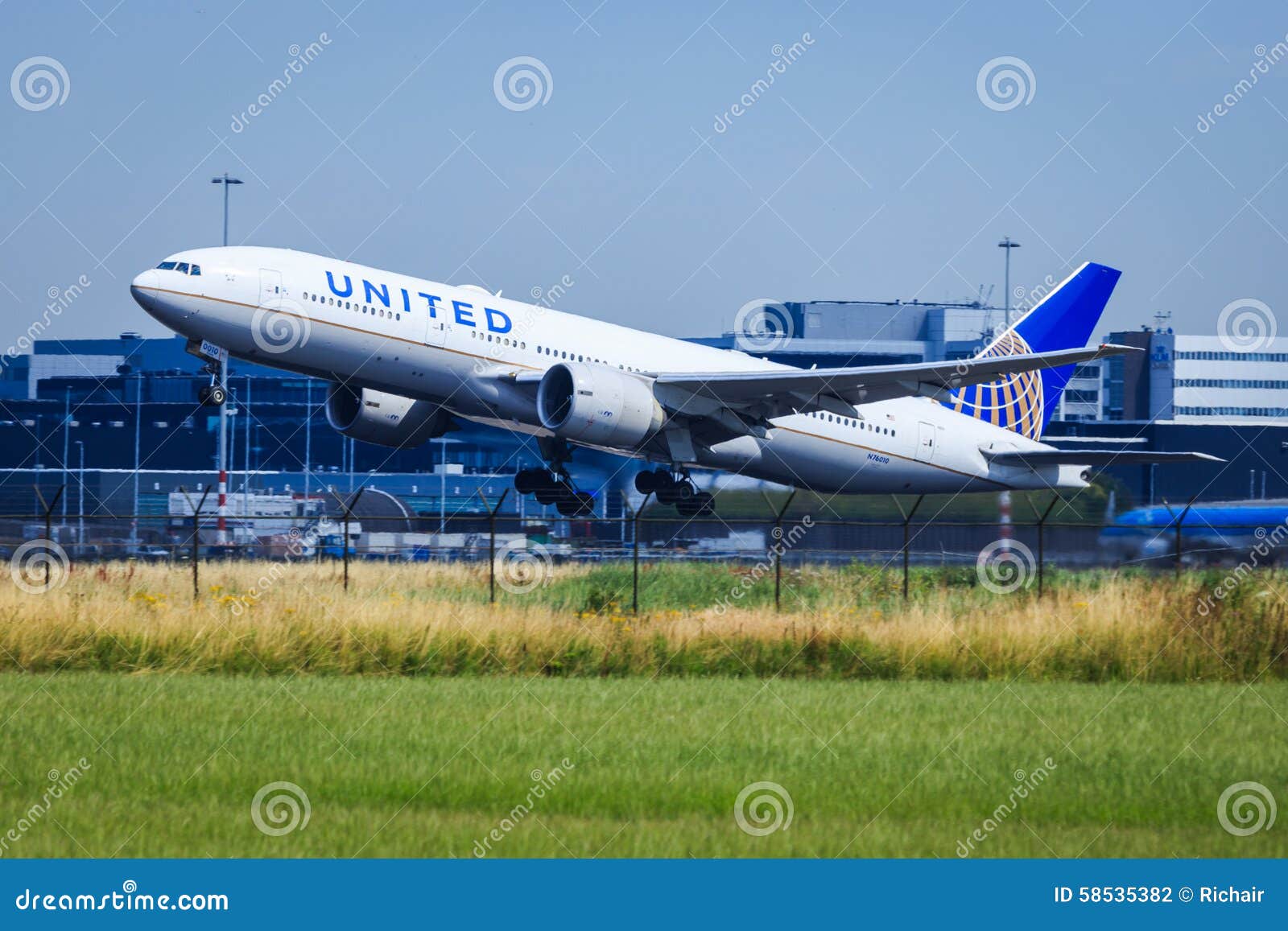United Airlines Boeing 777 editorial photography. Image of airliner ...