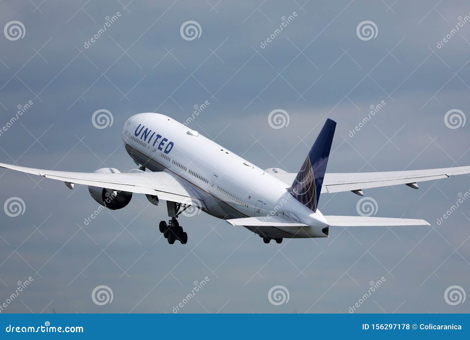 United Airlines Plane Taking Off Editorial Stock Photo - Image of ...