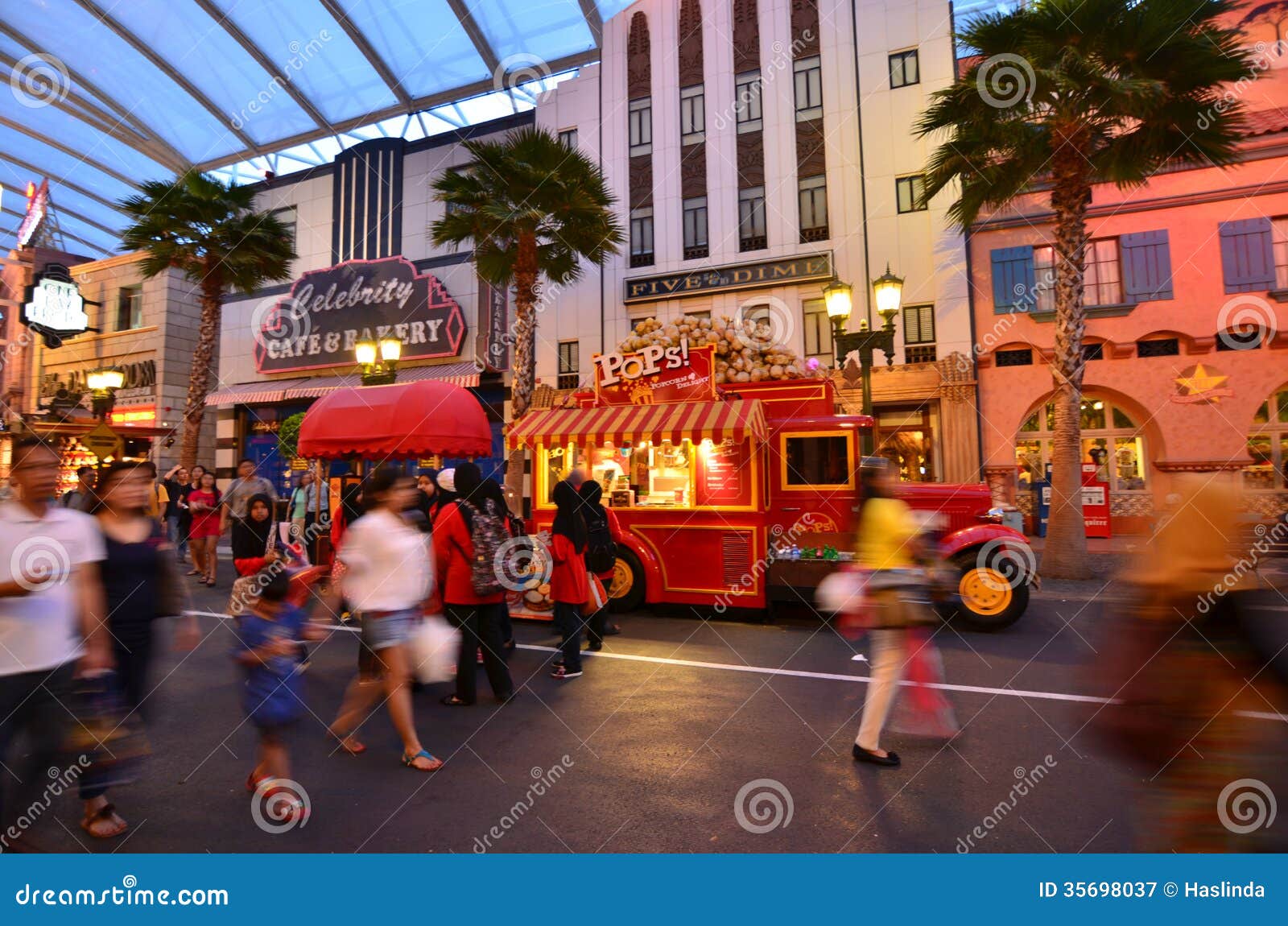 Universal Studios Singapore Crowd Editorial Photography - Image of ...