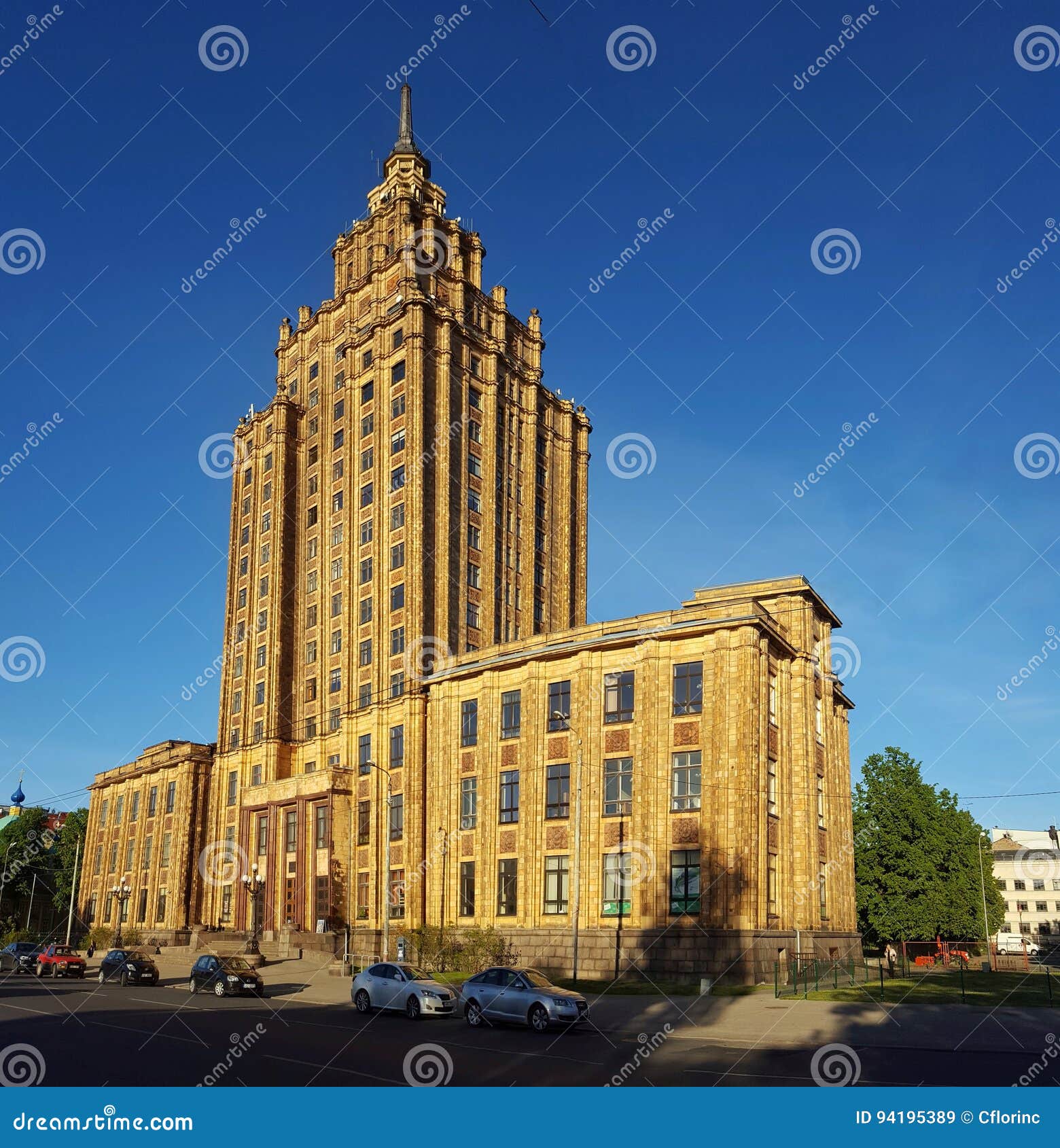 Université Des Sciences, Riga Image stock éditorial - Image du ciel ...