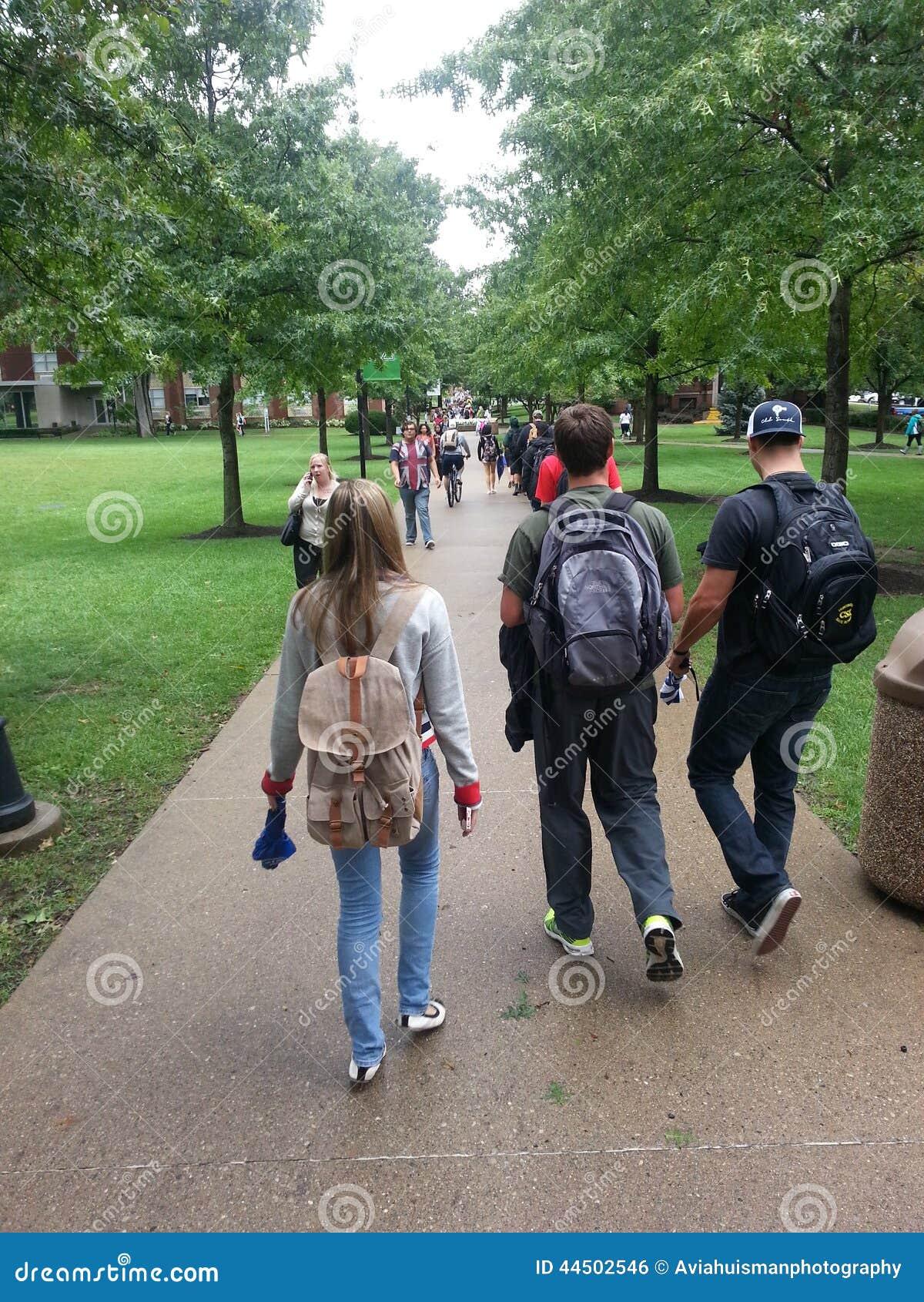 Universitaire Campus: Studenten Die Tussen Klasse Lopen Redactionele ...
