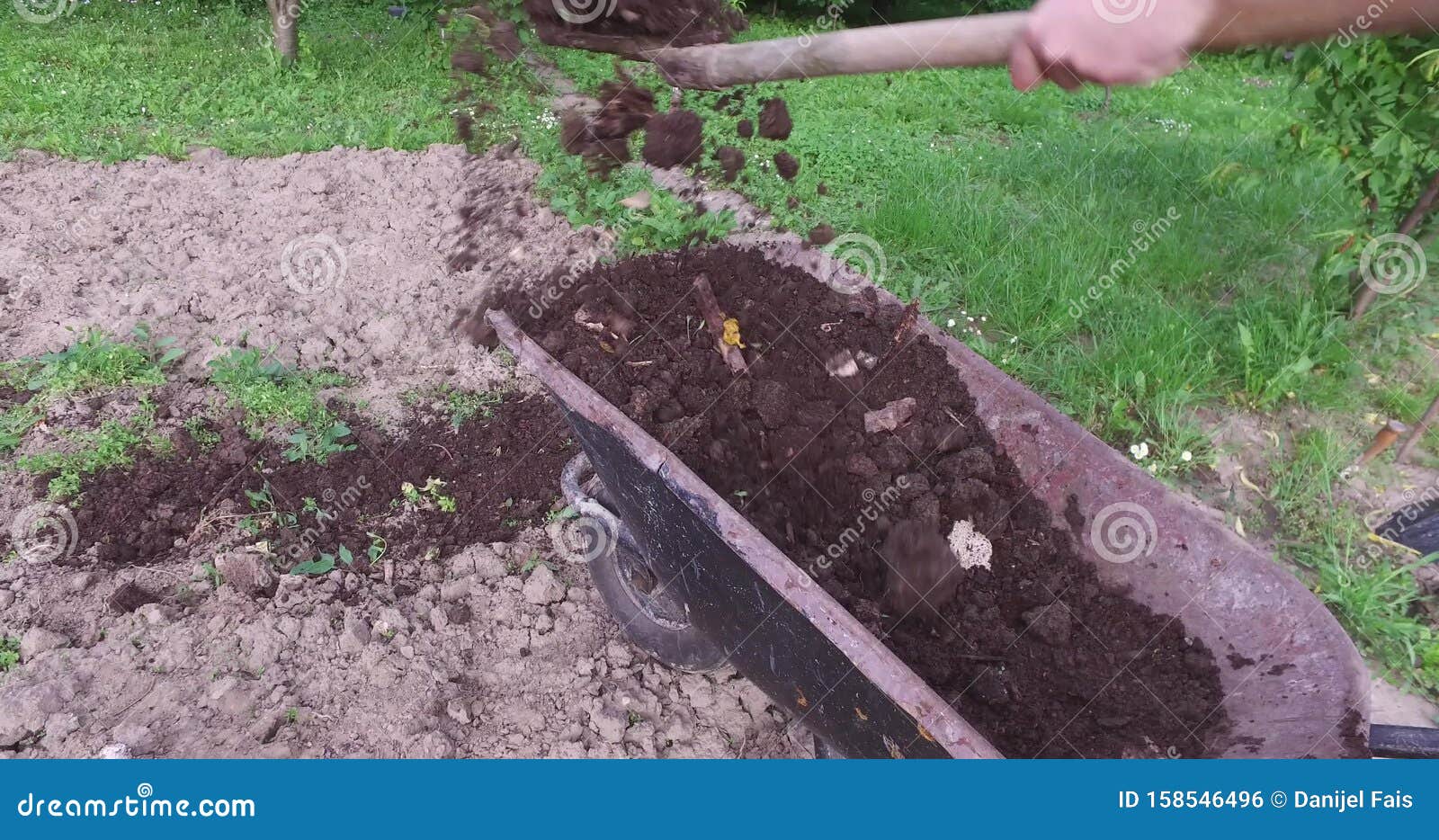 Unloading of Carts Composting in the Garden of the Natural Nutrition of ...