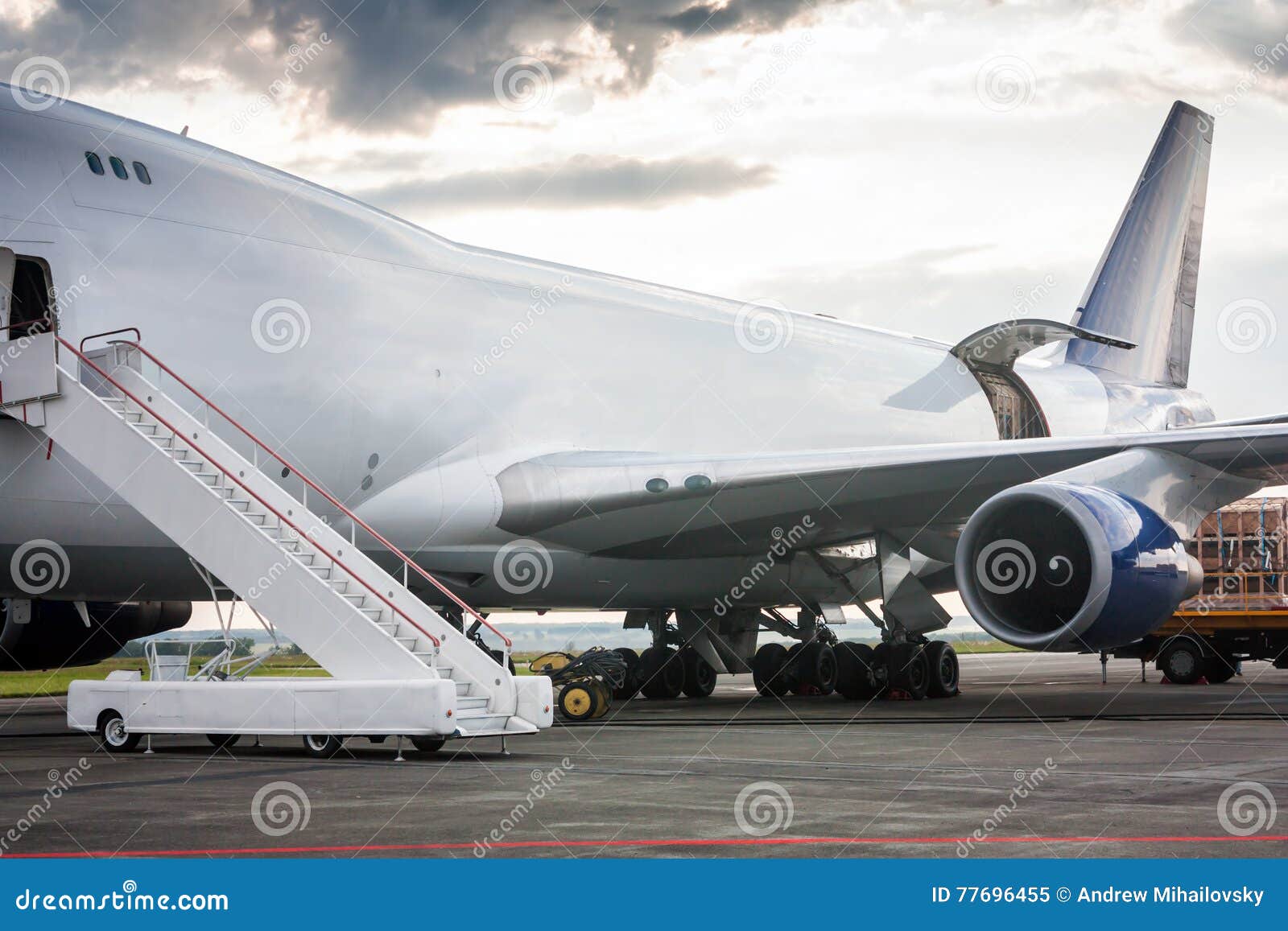 Unloading Wide Body Cargo Airplane Stock Image - Image of cargo, goods ...