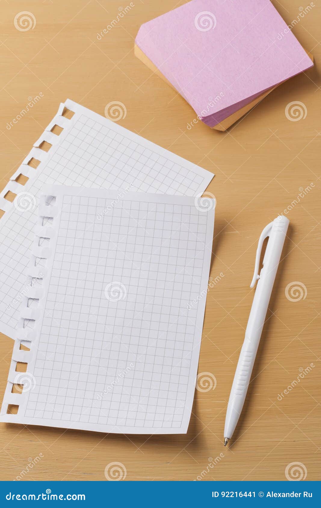 Uno Strato Per Le Note Su Una Tavola Di Legno Immagine Stock - Immagine ...