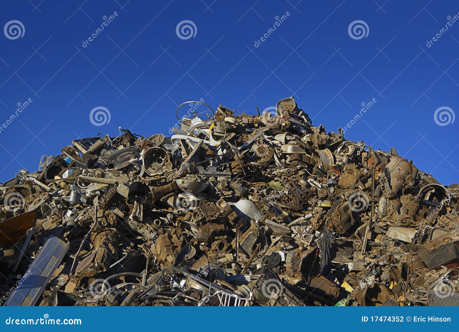 Unsorted Mountain of Scrap Metal Stock Photo - Image of recover, blue ...